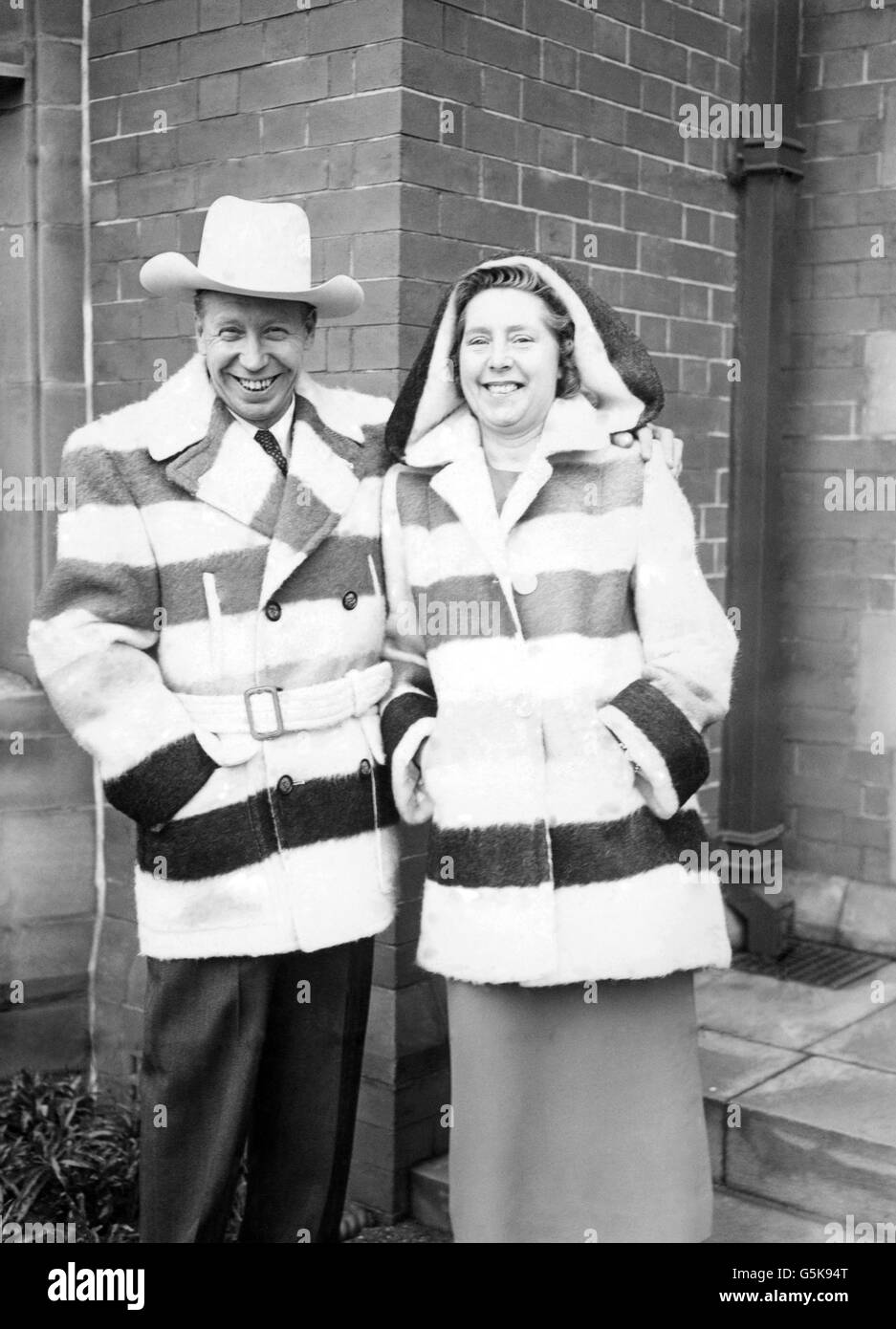 George and beryl formby outside their home in fairhaven hi-res stock ...