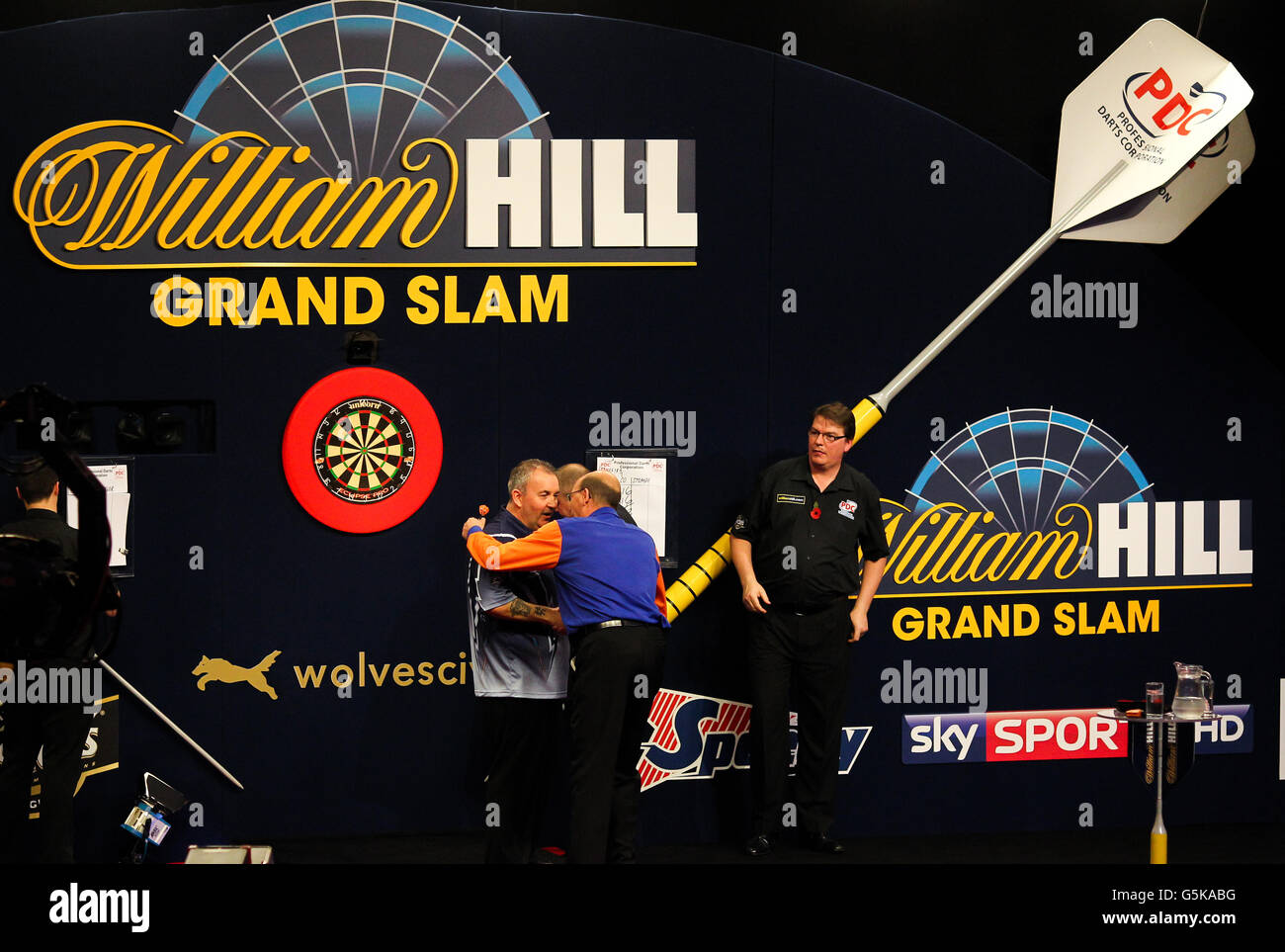Darts - Grand Slam of Darts - Wolverhampton Civic Hall Stock Photo - Alamy