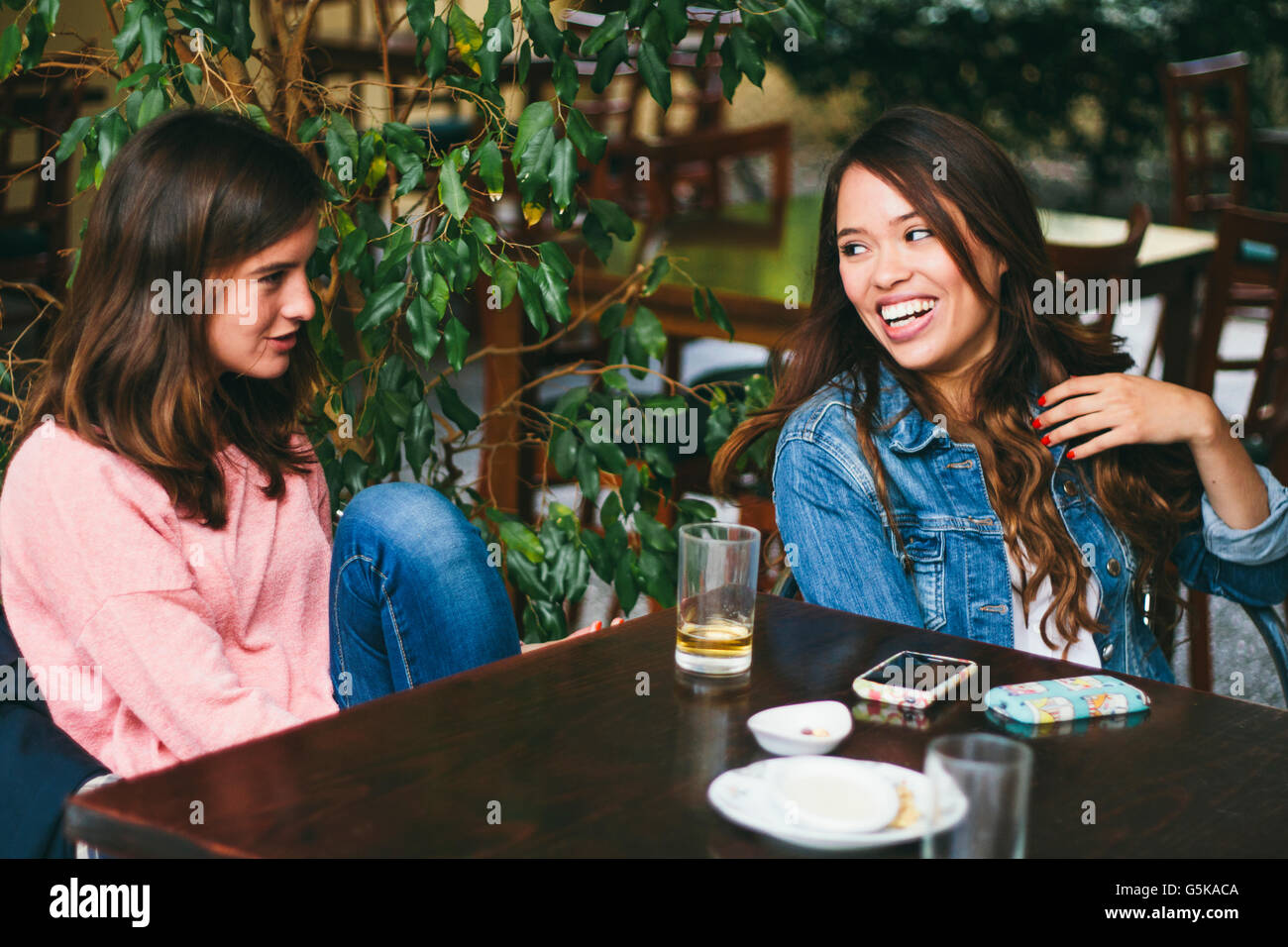 Women talking in outdoor cafe Stock Photo - Alamy