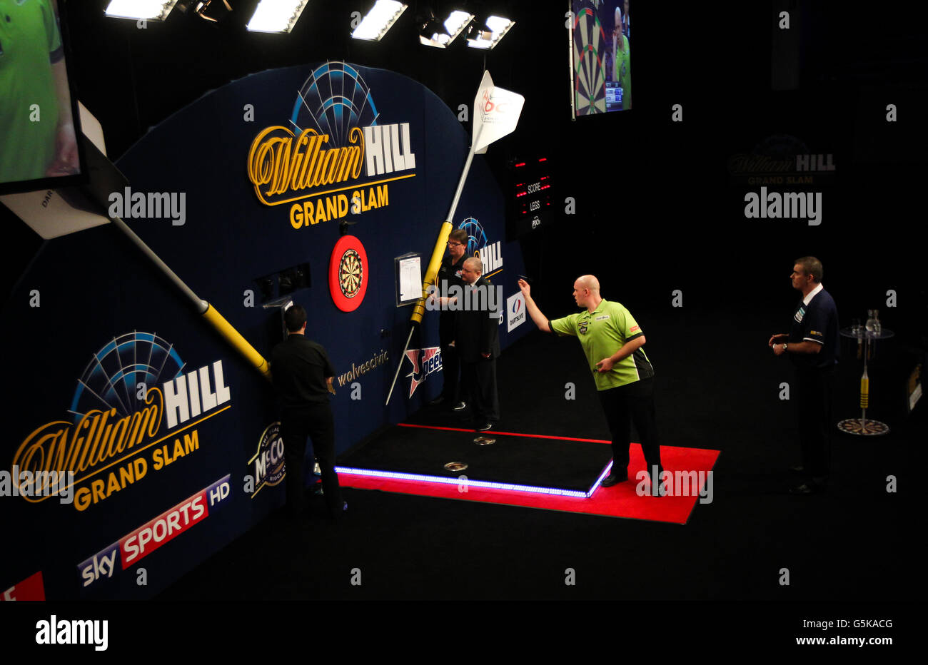 Darts - Grand Slam of Darts - Wolverhampton Civic Hall Stock Photo - Alamy