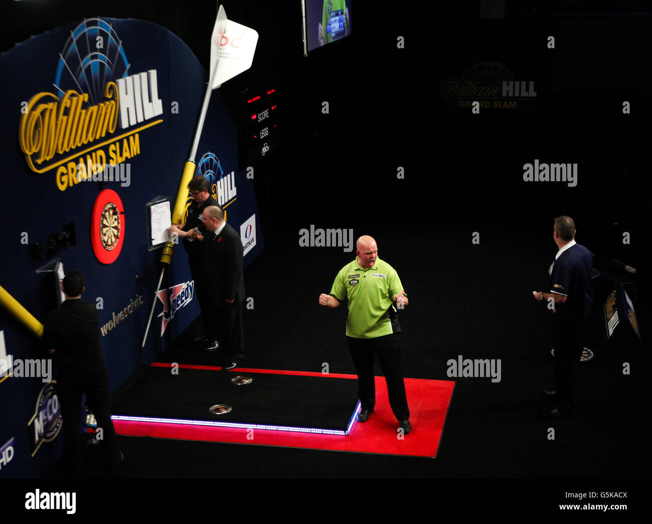 Darts - Grand Slam of Darts - Wolverhampton Civic Hall Stock Photo - Alamy
