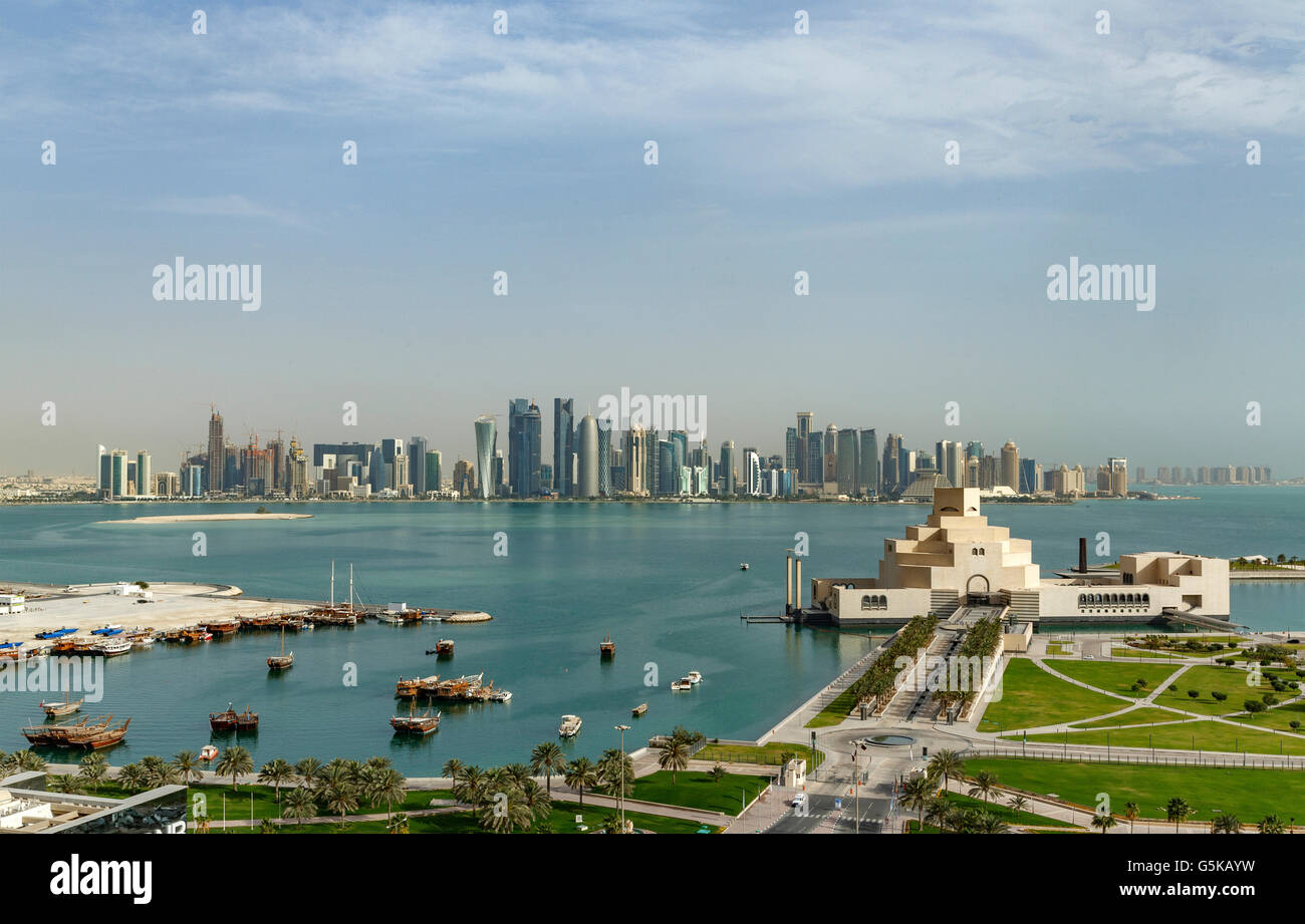 Doha cityscape harbor qatar hi-res stock photography and images - Alamy