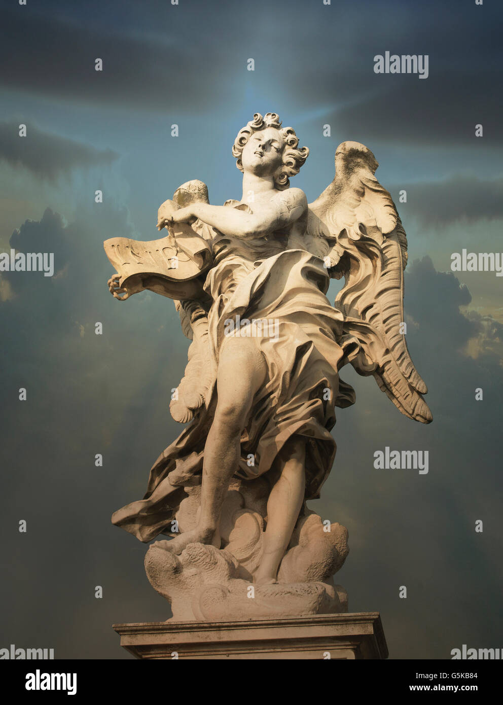 Angel statue back view hi-res stock photography and images - Alamy