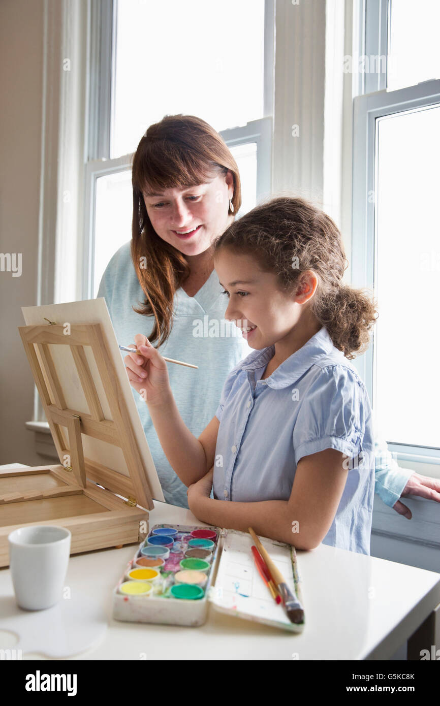Mother and daughter painting Stock Photo - Alamy