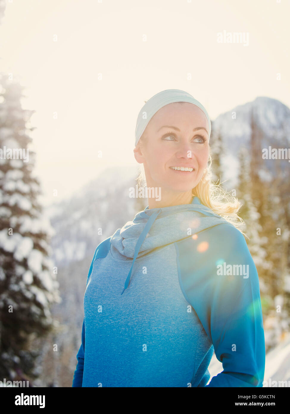 Woman running looking over shoulder hi-res stock photography and images ...