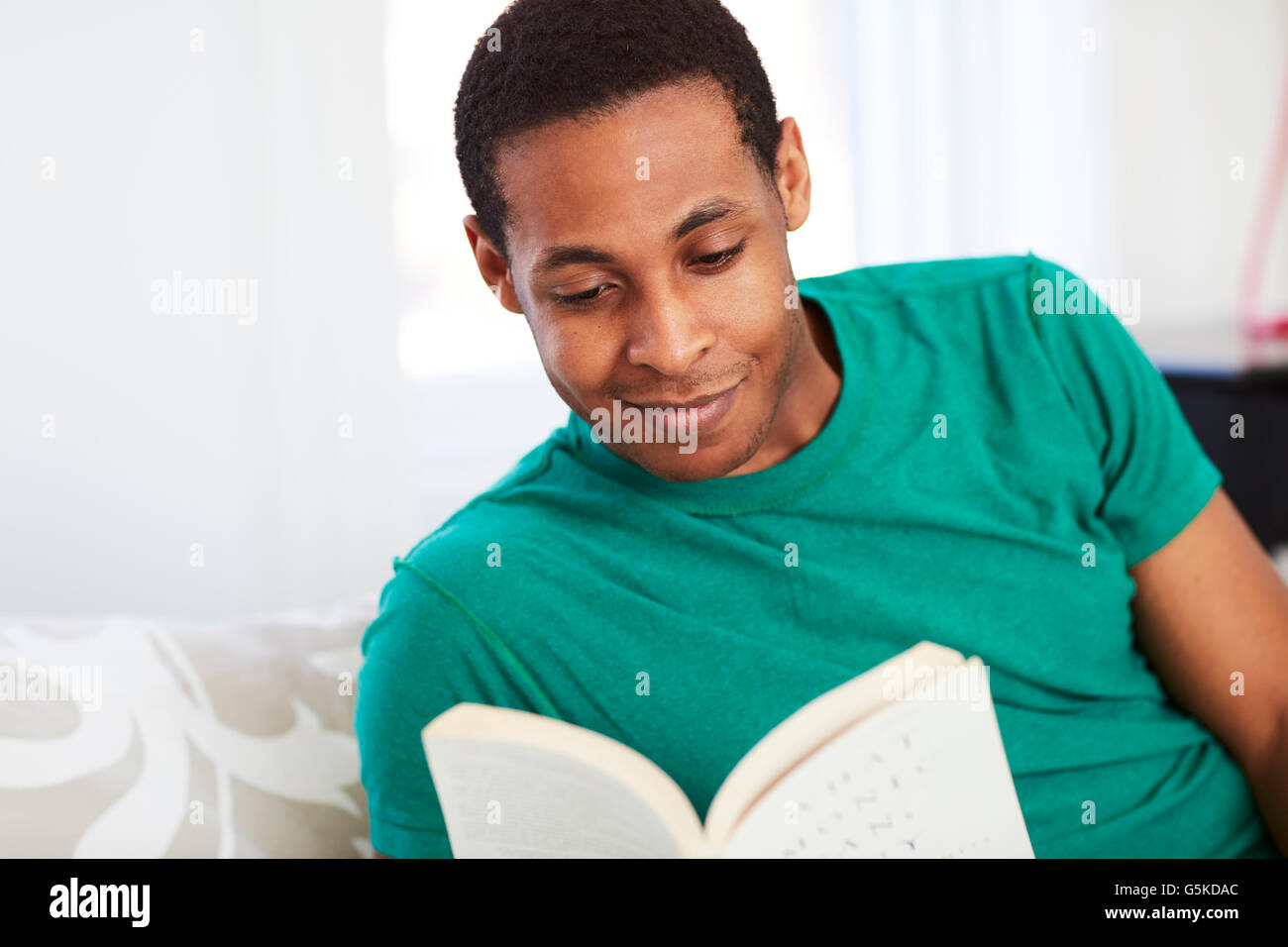 Black guy reading book hi-res stock photography and images - Alamy