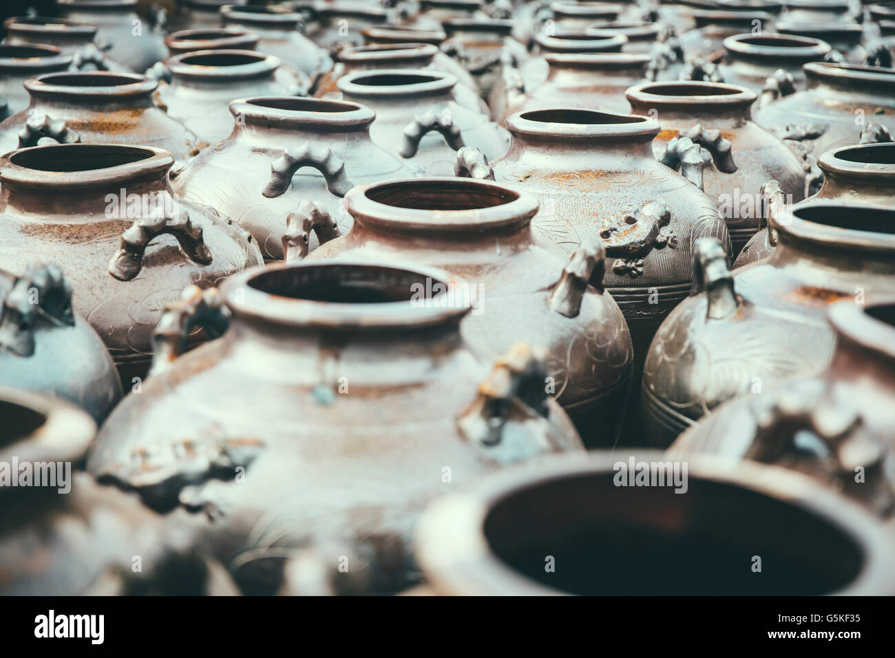 Large empty clay pots hi-res stock photography and images - Alamy