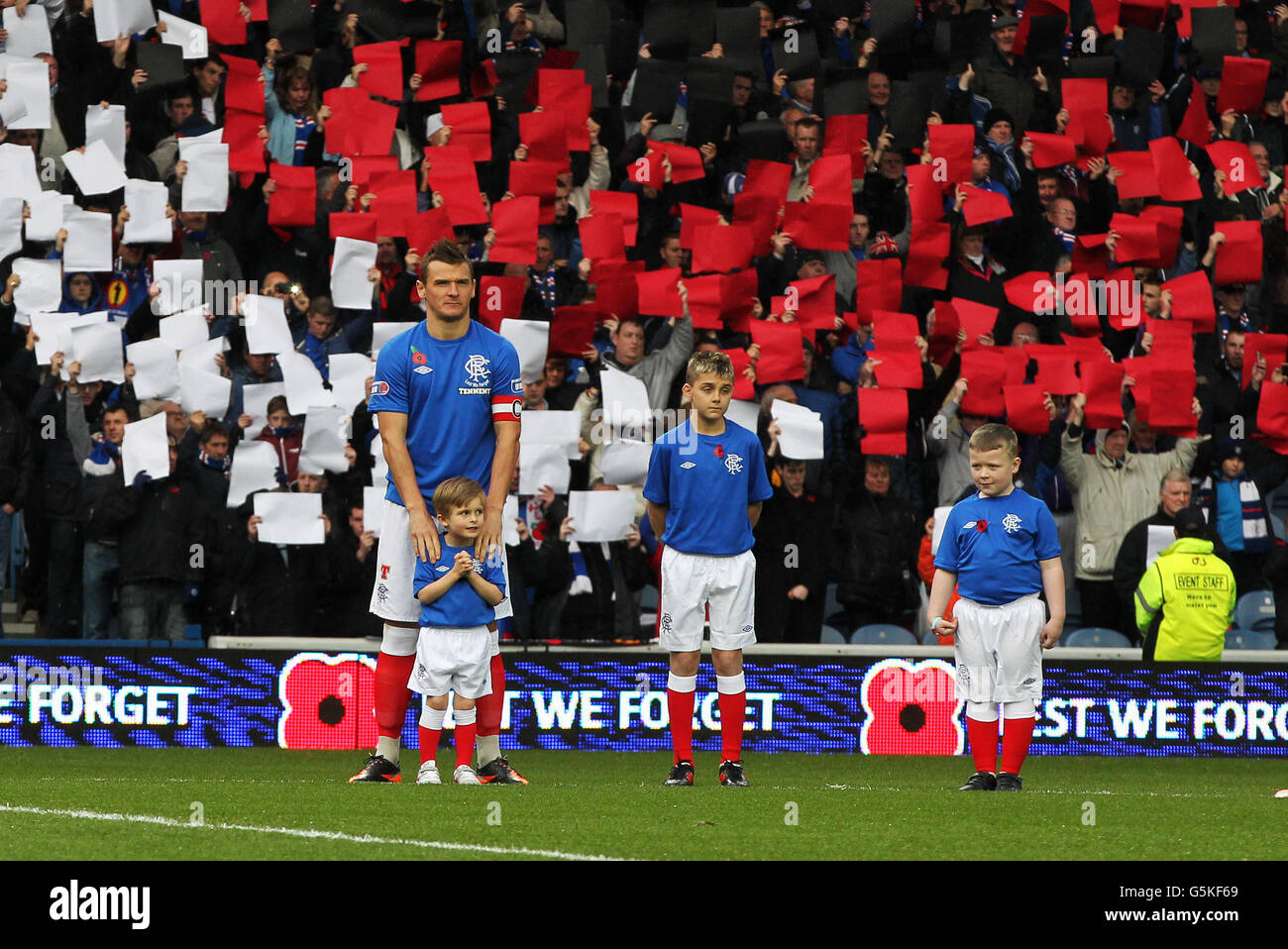 Rangers captain Lee McCulloch with the match day mascots Stock Photo ...