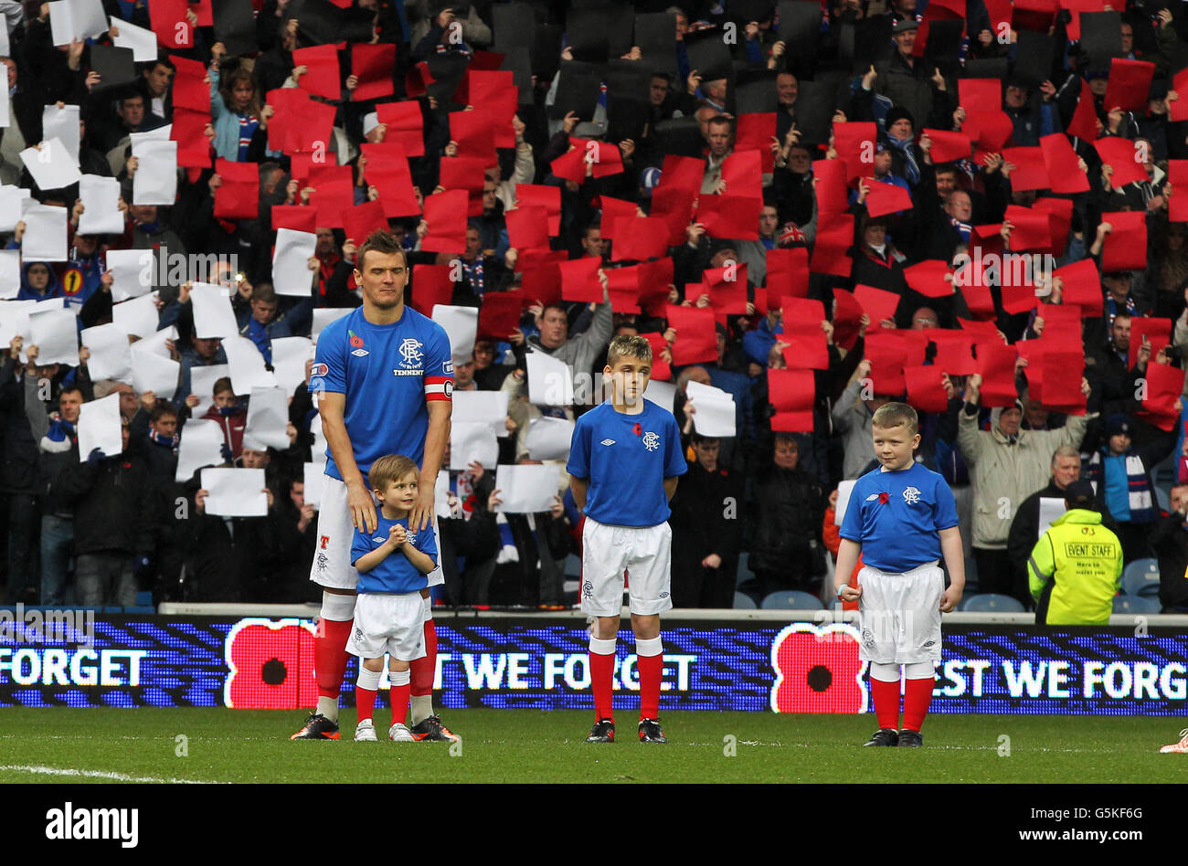 Rangers captain Lee McCulloch with the match day mascots Stock Photo ...