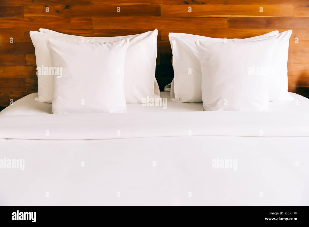 Empty bed in modern hotel room Stock Photo - Alamy