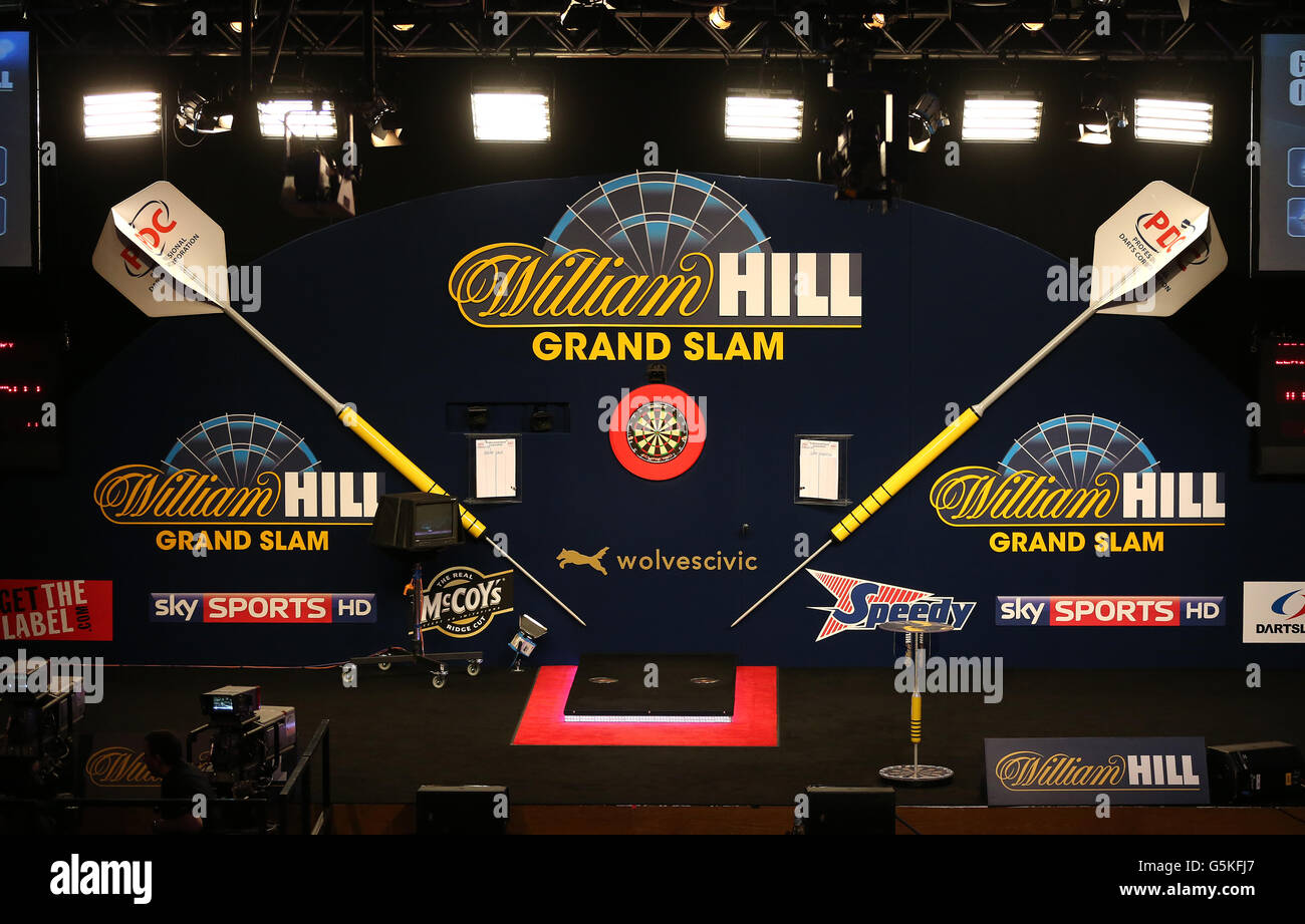 Darts - Grand Slam of Darts - Wolverhampton Civic Hall Stock Photo - Alamy