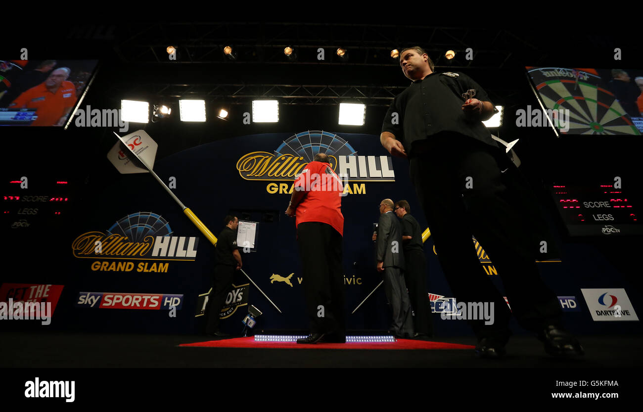 Darts - Grand Slam of Darts - Wolverhampton Civic Hall Stock Photo - Alamy