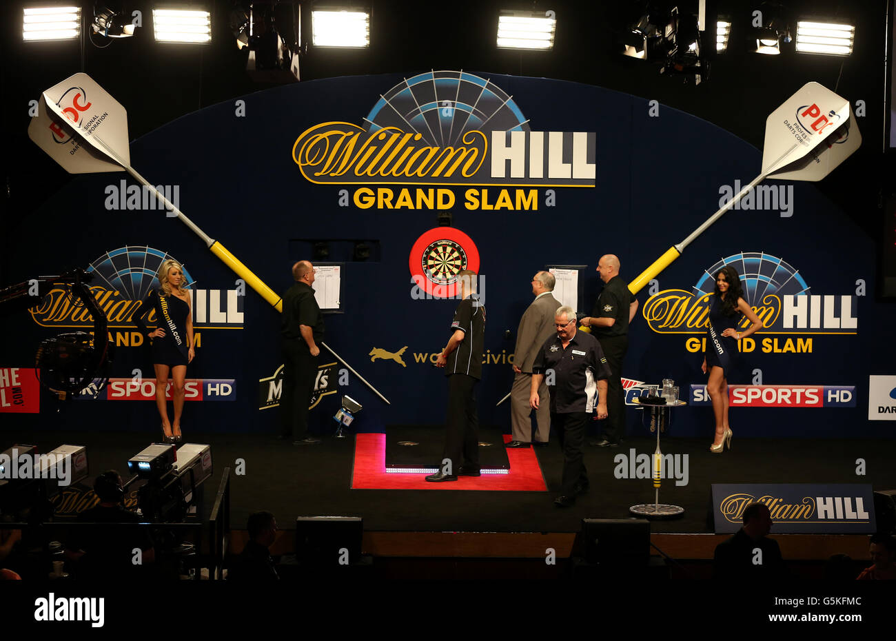 Darts - Grand Slam of Darts - Wolverhampton Civic Hall Stock Photo - Alamy