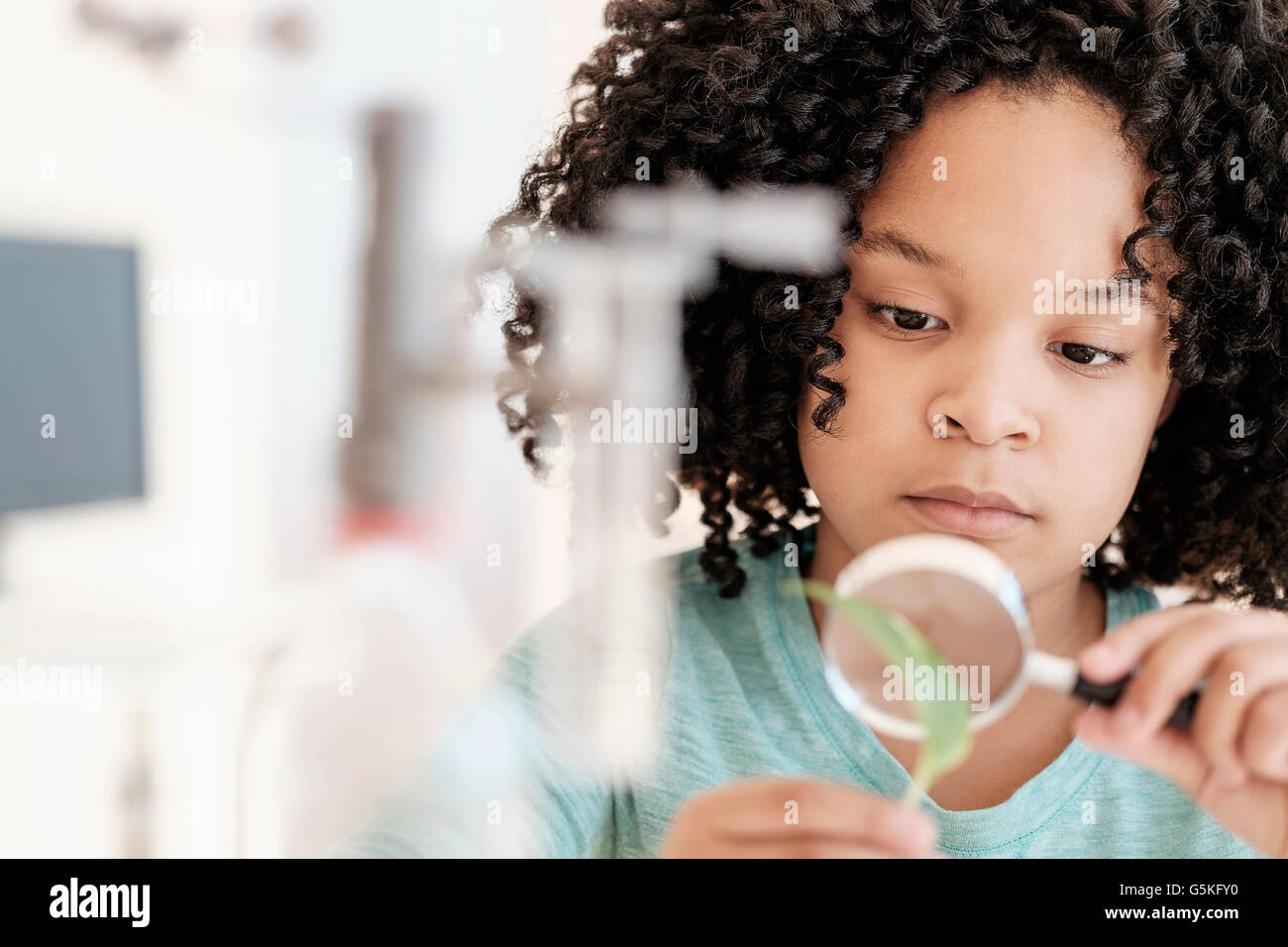 African girls in science class hi-res stock photography and images - Alamy