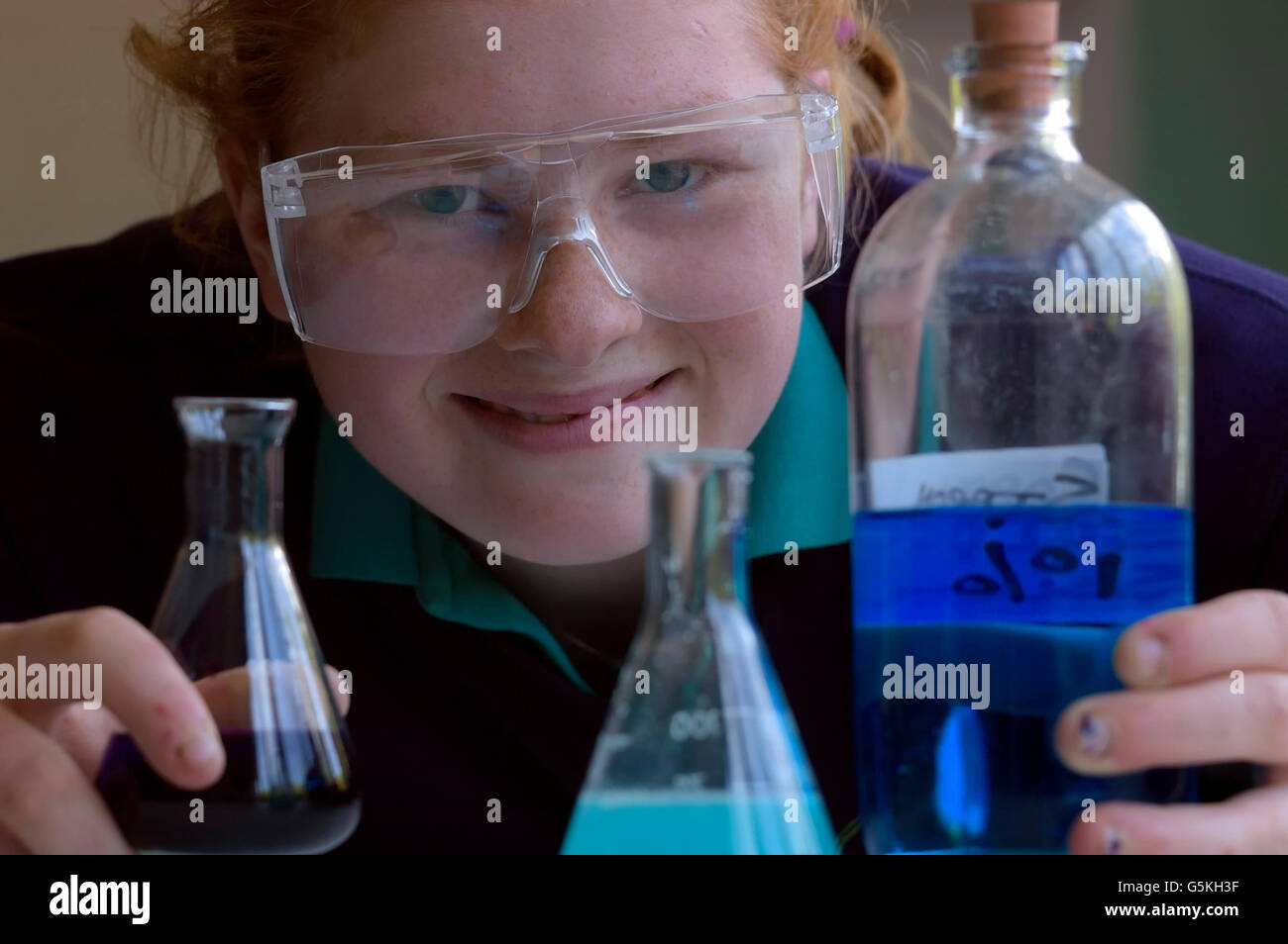 Schoolgirl doing science experiment hi-res stock photography and images ...