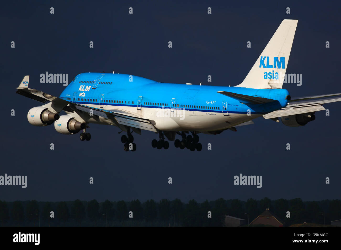 KLM Boeing 747-400 landing at Amsterdam Schiphol Airport Stock Photo ...