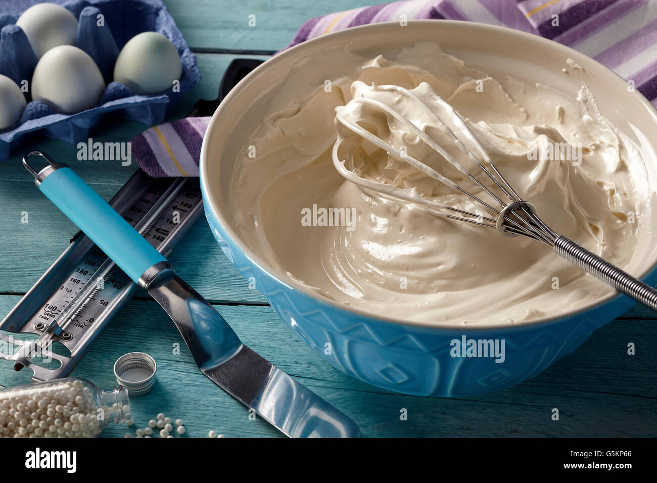 Stiff peaks golden frosting hi-res stock photography and images - Alamy