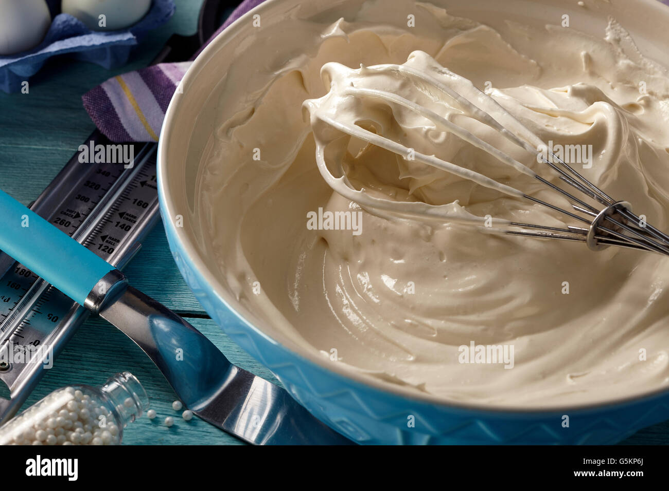 Golden frosting hi-res stock photography and images - Alamy
