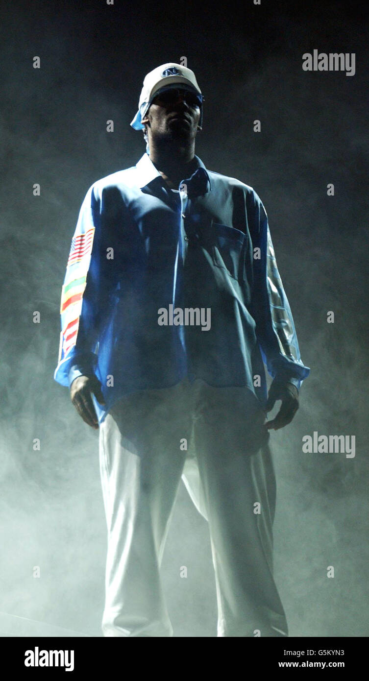 American singer r kelly performs on stage london arena hi-res stock ...