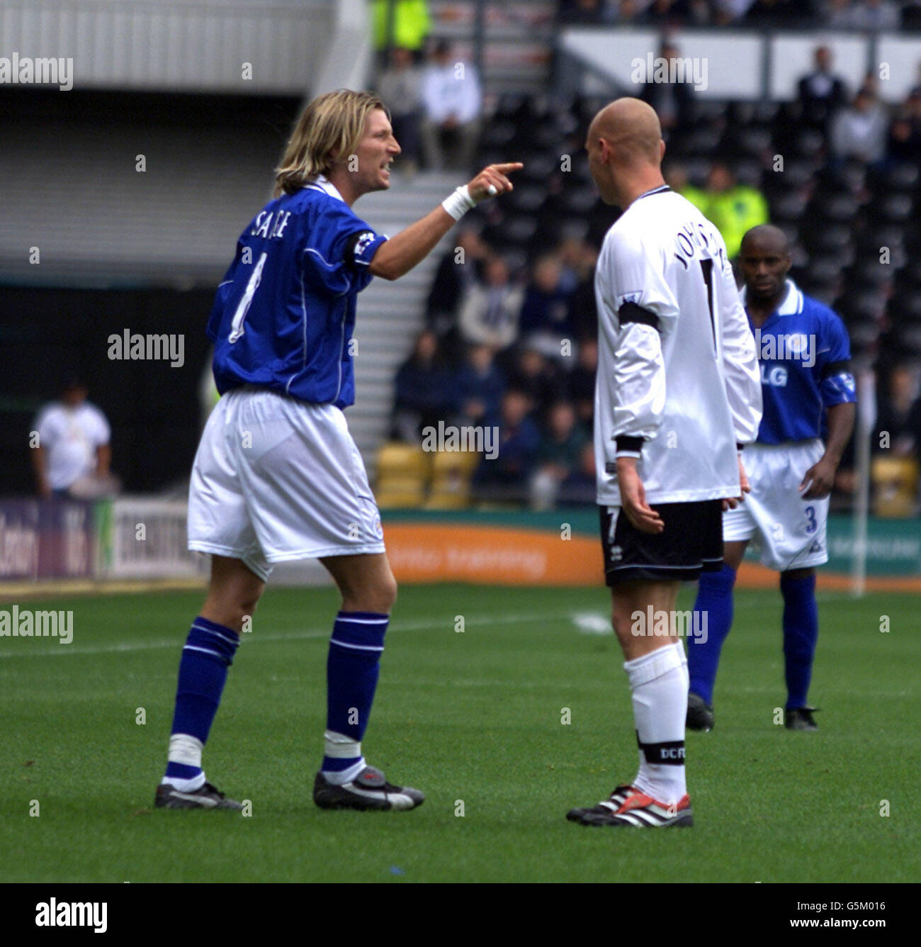 Derby County's Seth Johnson and Leicester City's Robbie Savage exchange ...