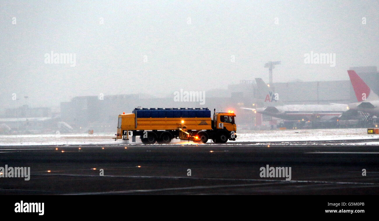 The northern runway de iced heathrow airport hi-res stock photography ...