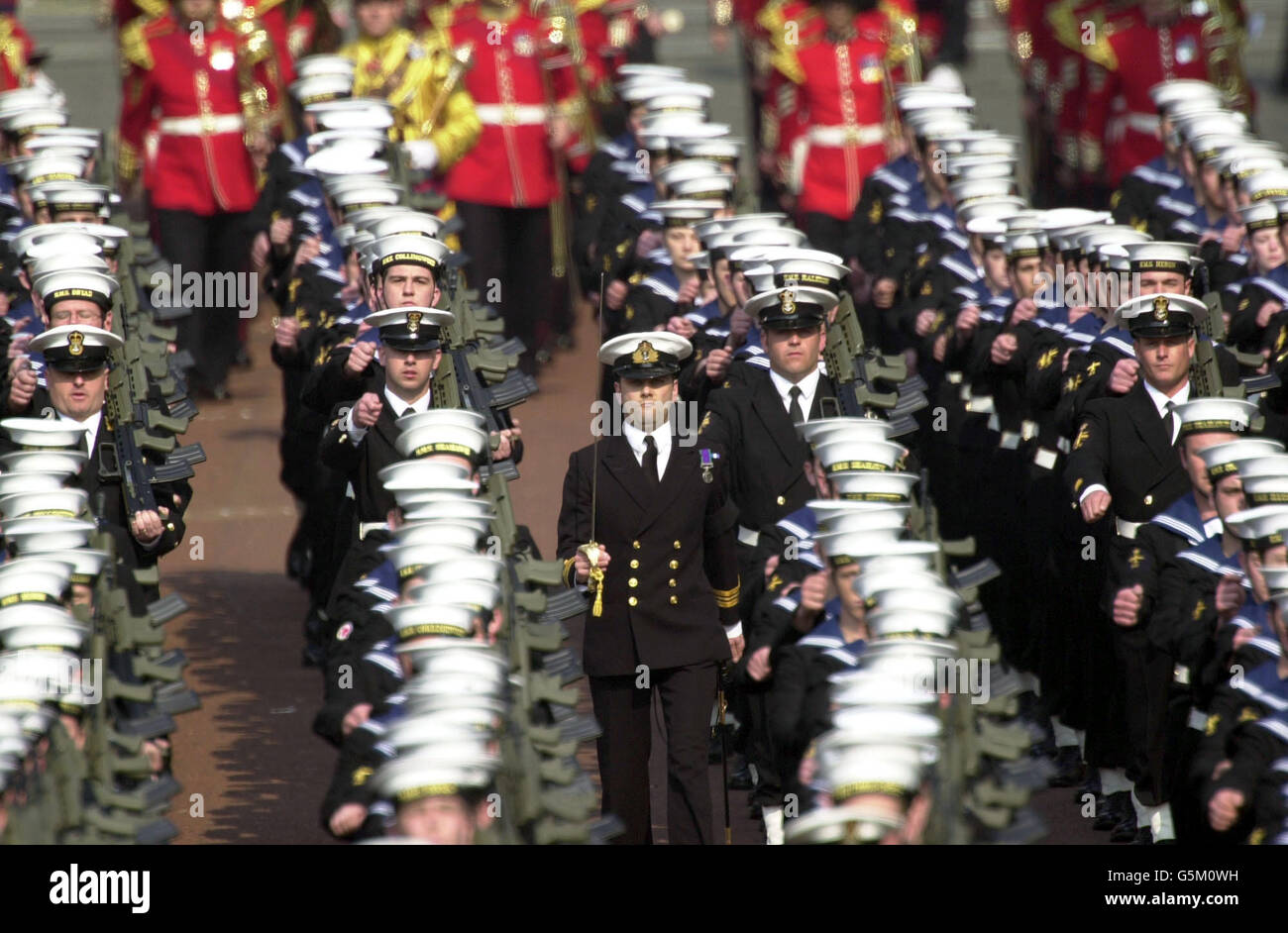 Queen Mother death procession Stock Photo - Alamy