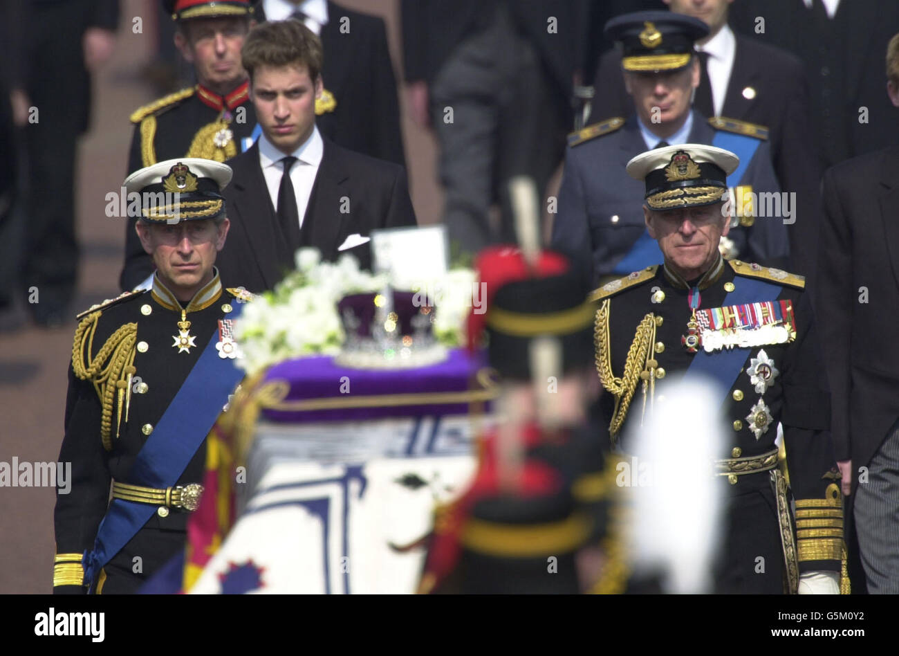 Queen Mother death procession Stock Photo - Alamy