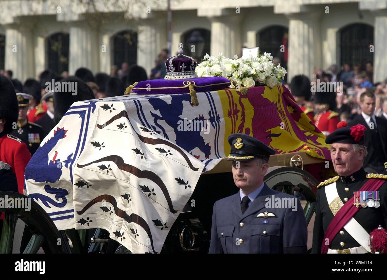 Queen Mother death procession Stock Photo - Alamy