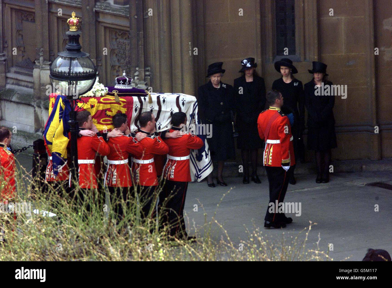 Queen Mother death procession Stock Photo - Alamy