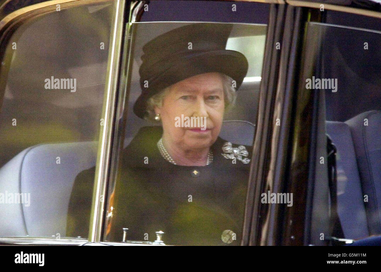 Queen Mother death procession Stock Photo - Alamy