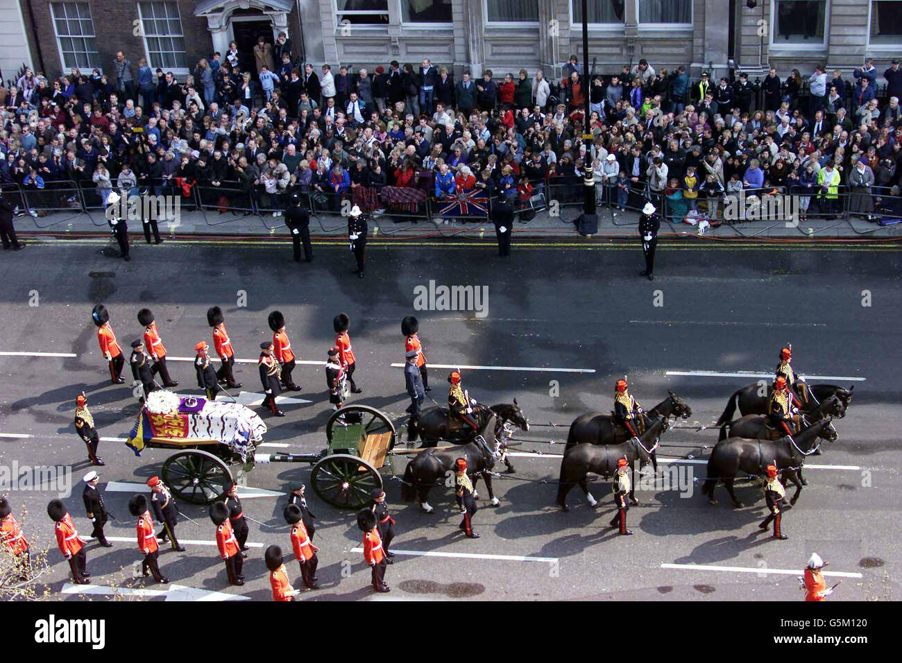Queen Mother death procession Stock Photo - Alamy