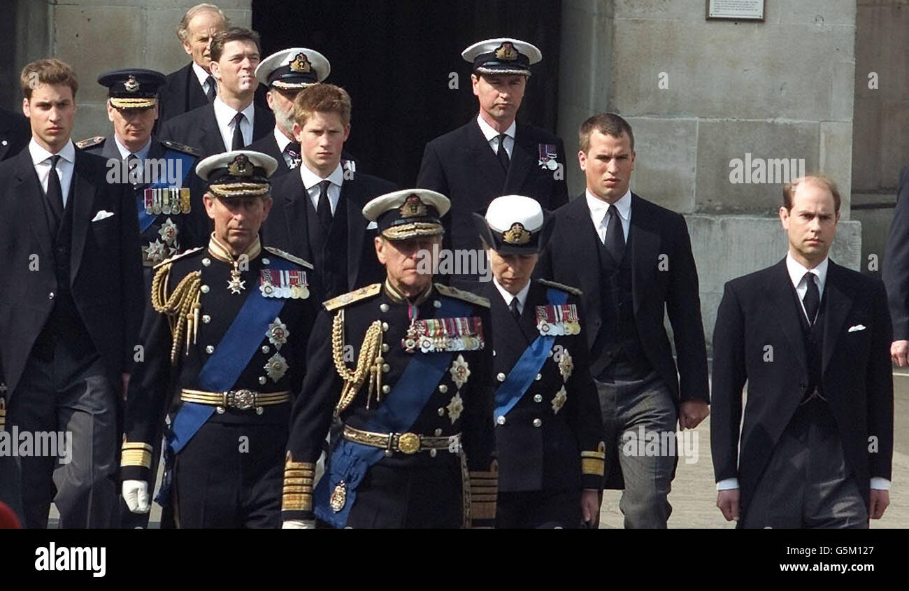 Queen Mother death procession Stock Photo - Alamy