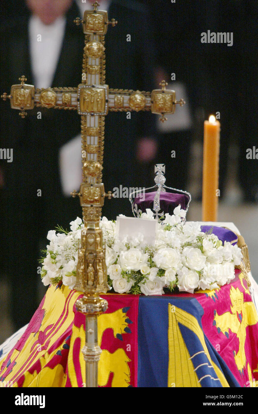 Queen Mother death procession Stock Photo - Alamy