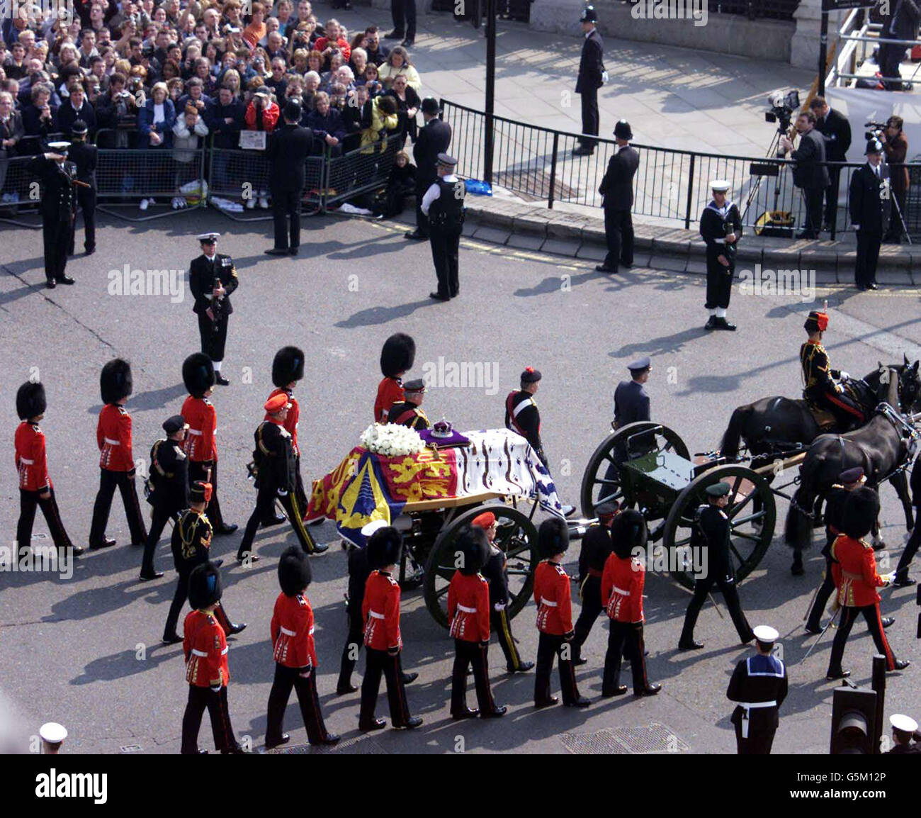 Queen Mother death procession Stock Photo - Alamy