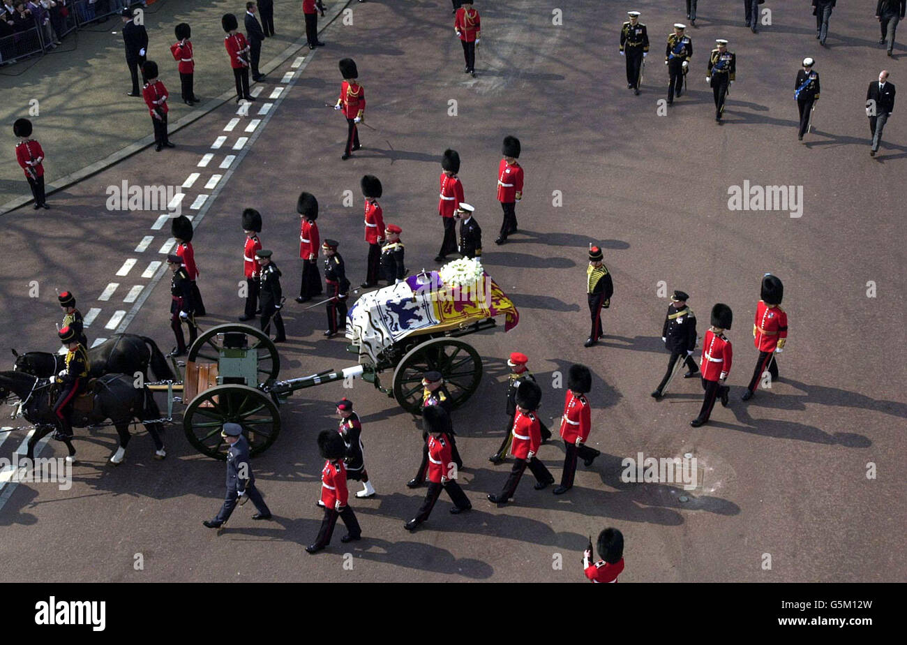 Queen Mother death procession Stock Photo - Alamy
