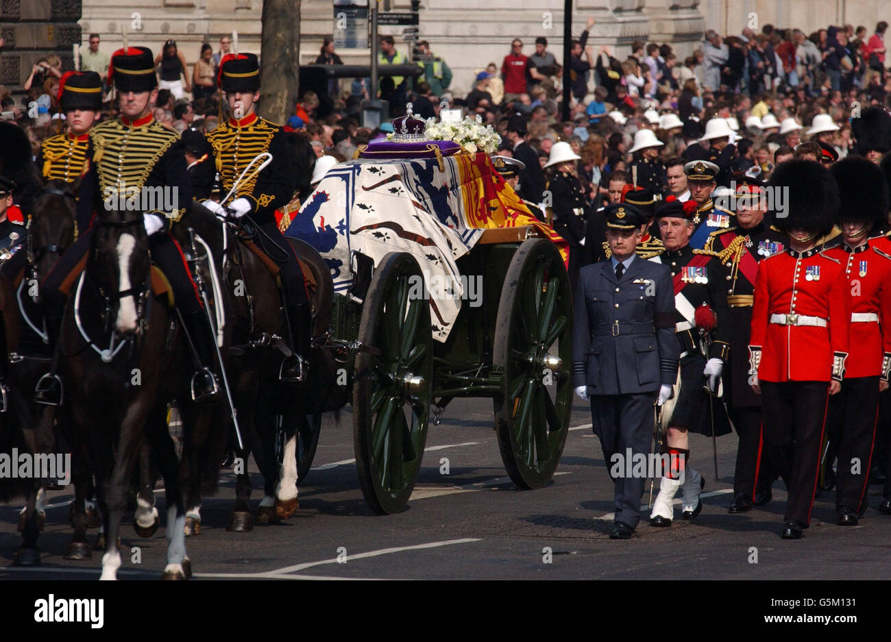 Queen Mother death procession Stock Photo - Alamy