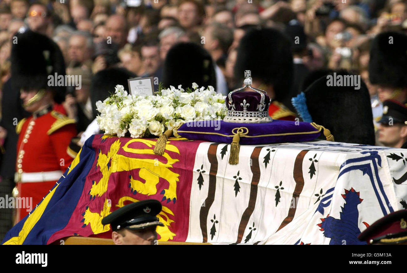Queen Mother death procession Stock Photo - Alamy