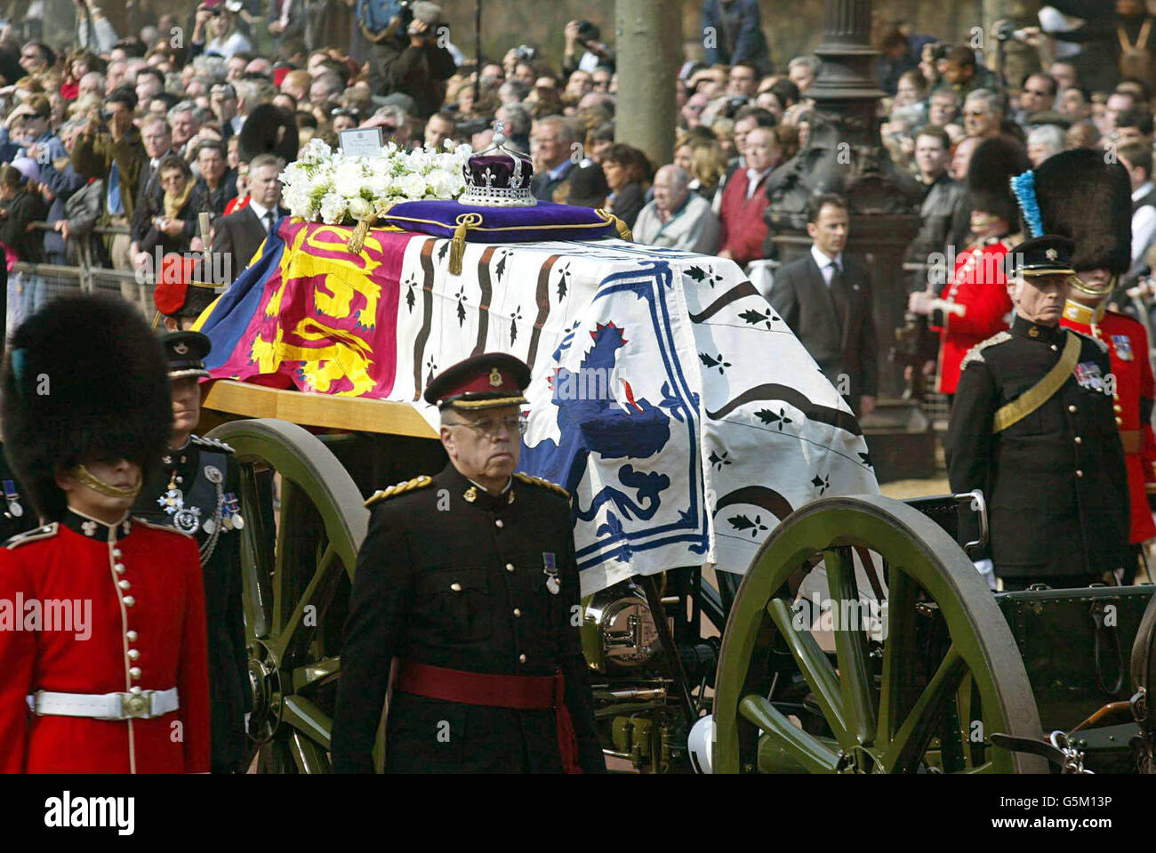 Queen Mother death procession Stock Photo - Alamy