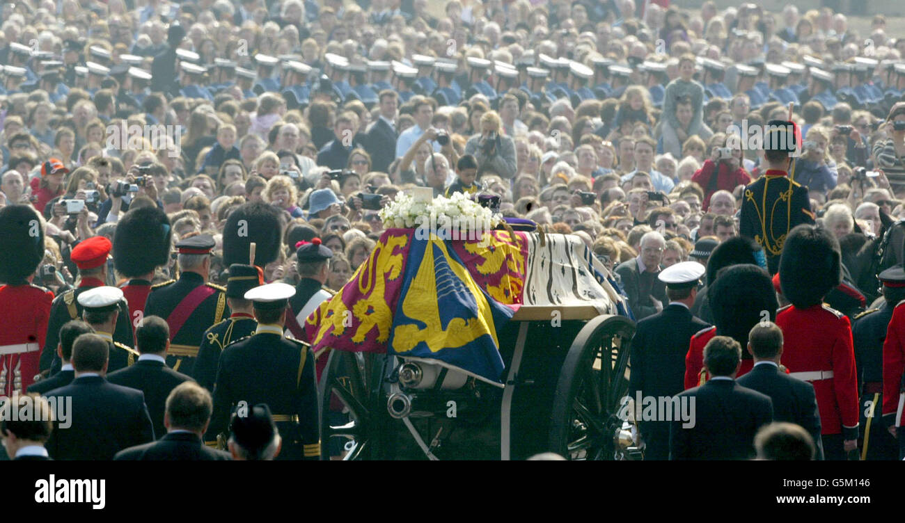 Queen Mother death procession Stock Photo - Alamy
