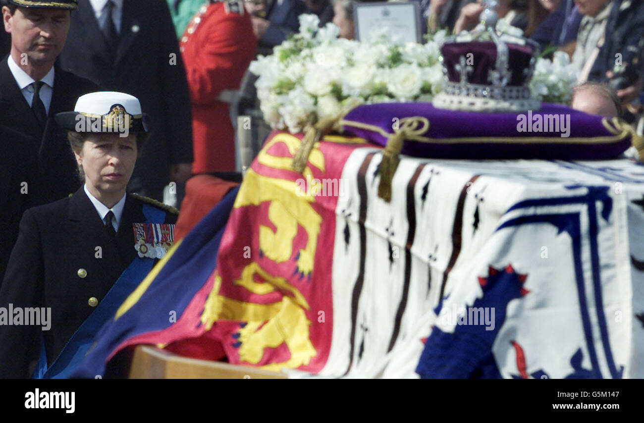 Queen mother death mourners hi-res stock photography and images - Alamy