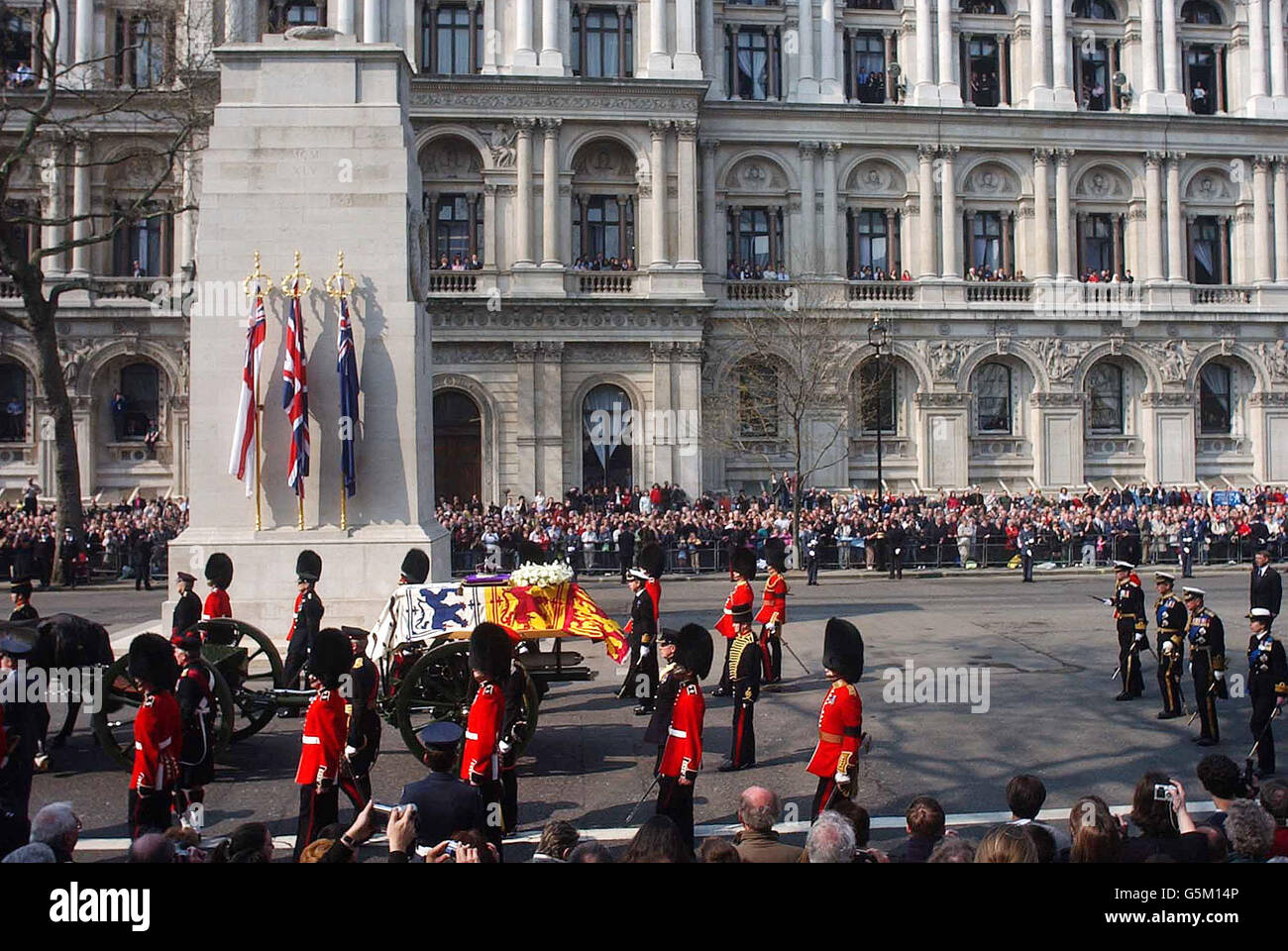 Queen Mother death procession Stock Photo - Alamy