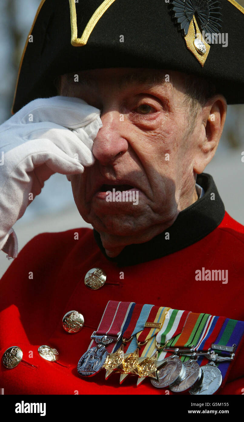 Queen Mother death procession Stock Photo - Alamy