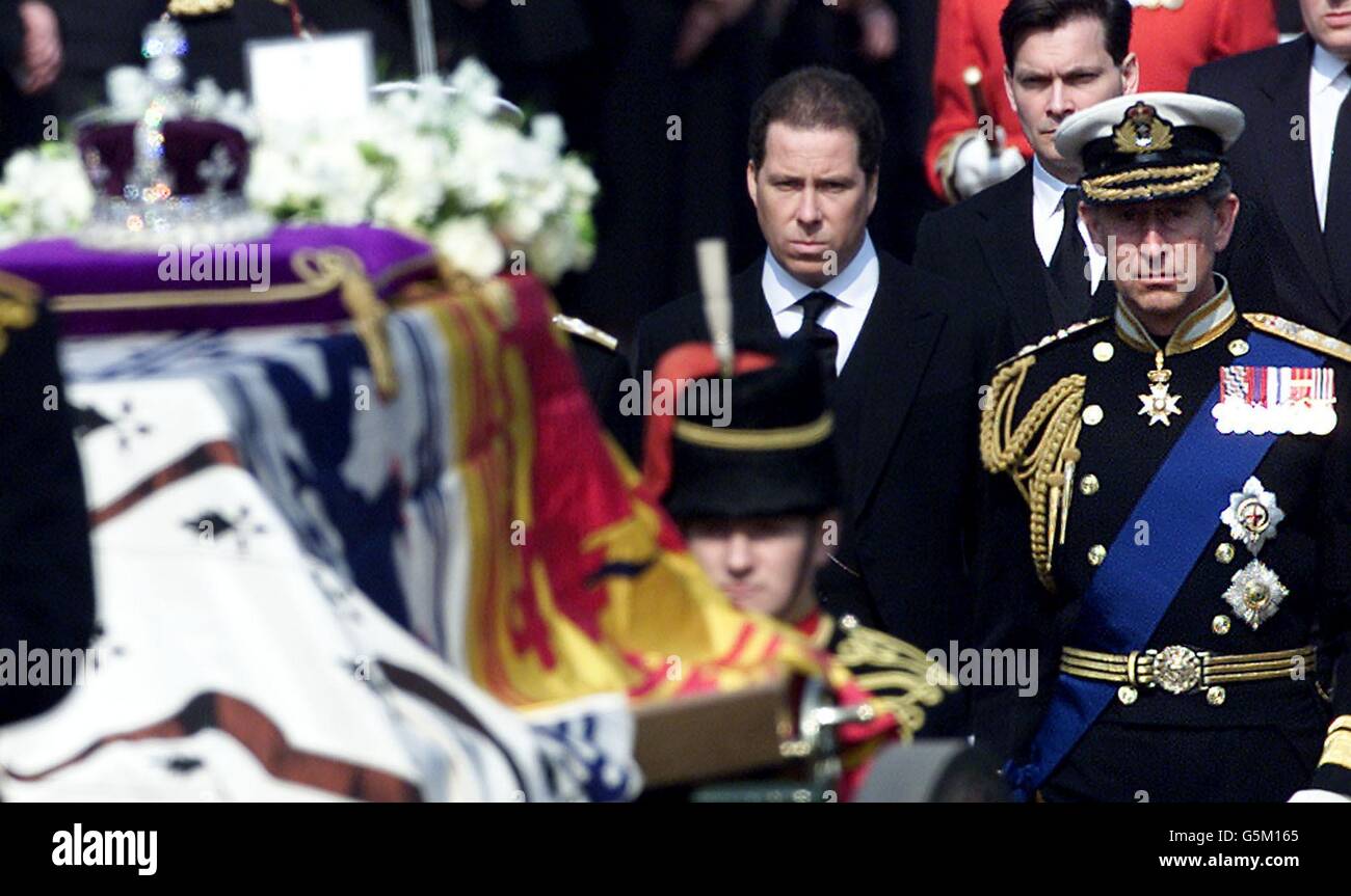 Queen Mother death procession Stock Photo - Alamy