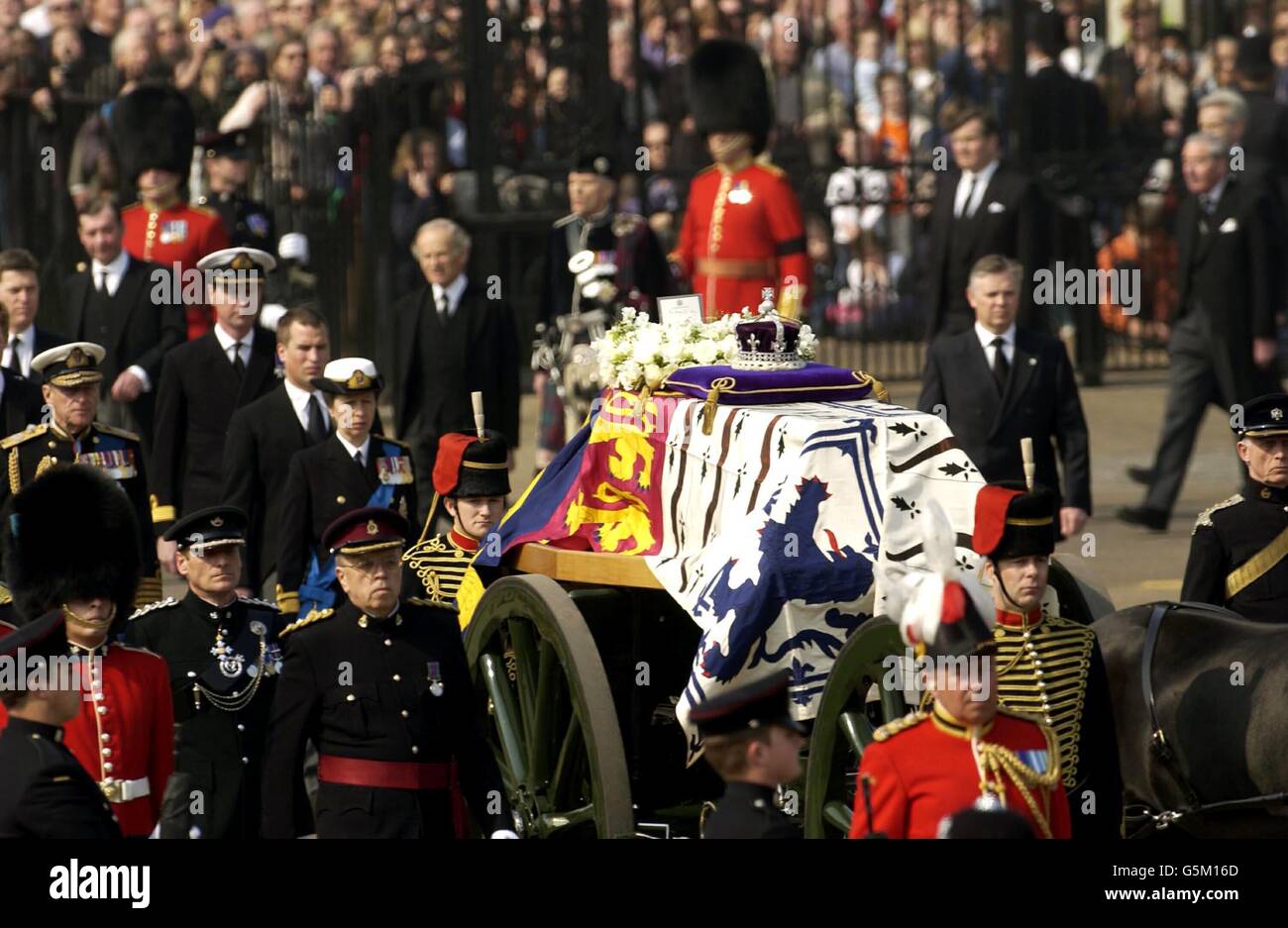 Queen Mother death procession Stock Photo - Alamy