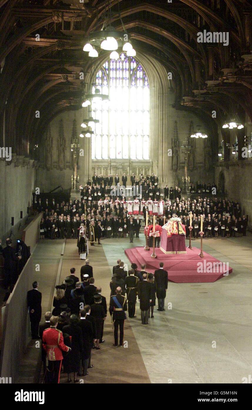 Queen Mother death procession Stock Photo - Alamy