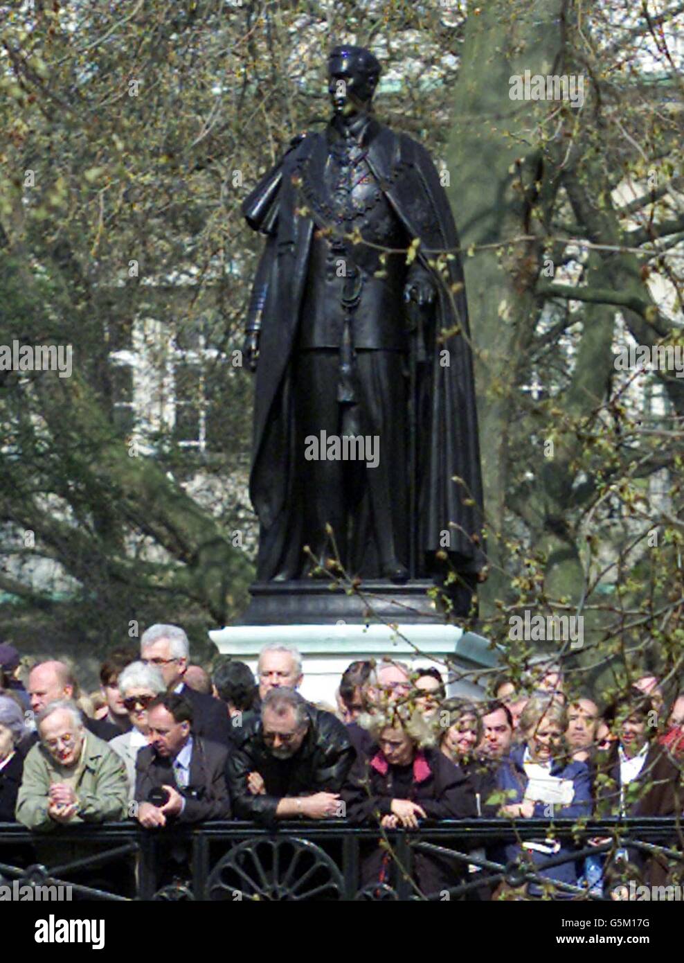 Queen Mother death procession Stock Photo - Alamy