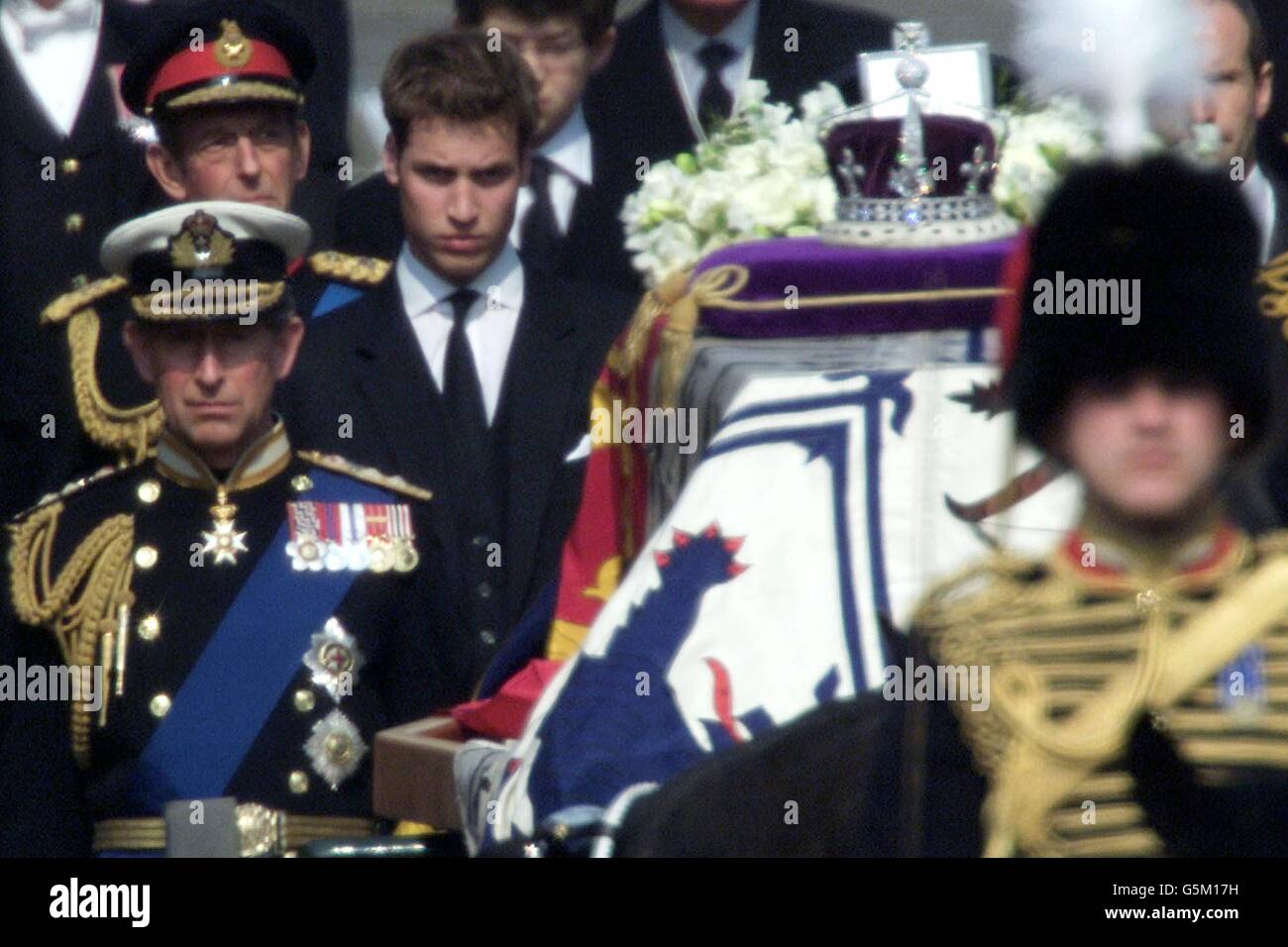 Queen Mother death procession Stock Photo - Alamy