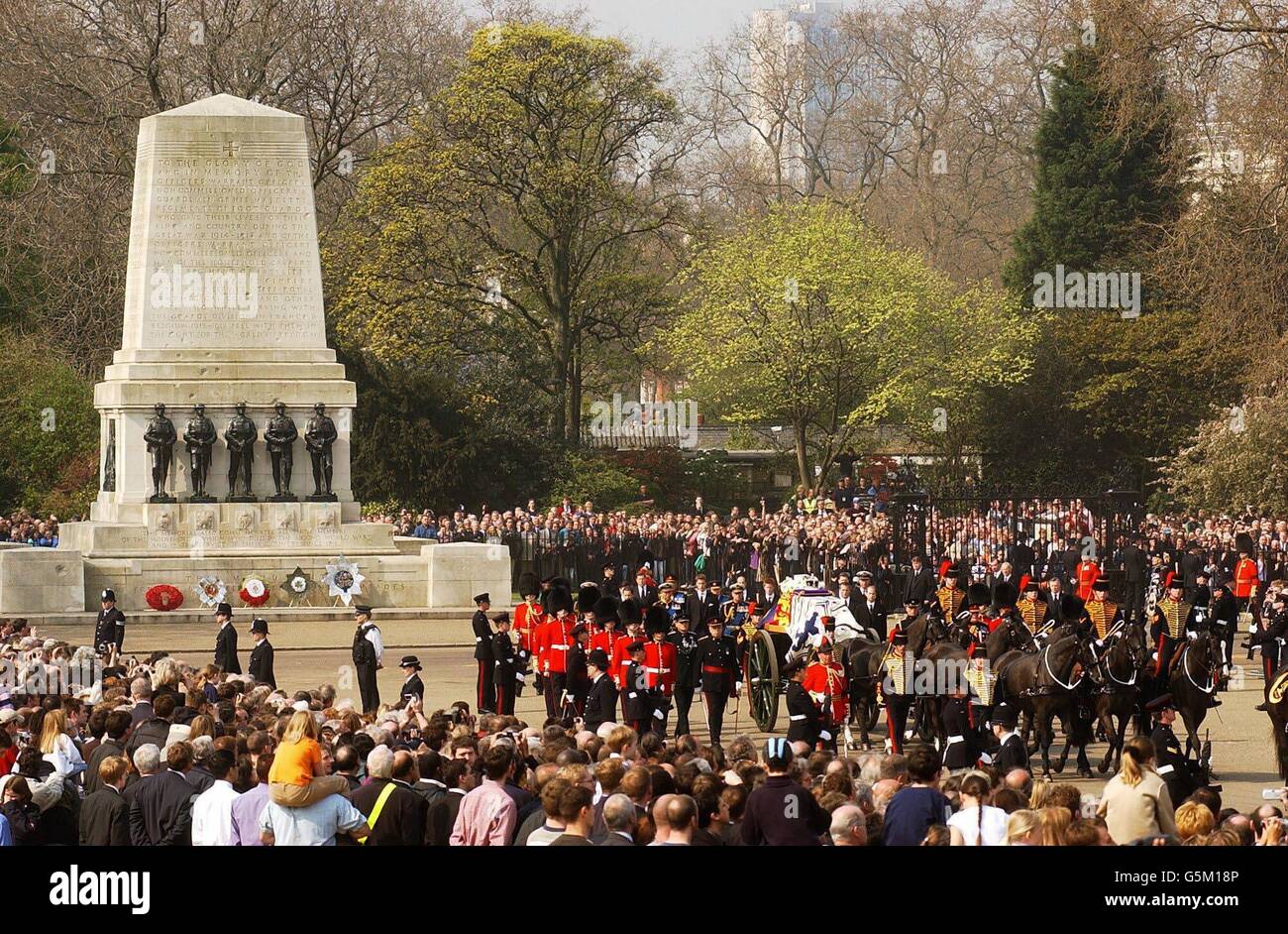 Queen Mother death procession Stock Photo - Alamy