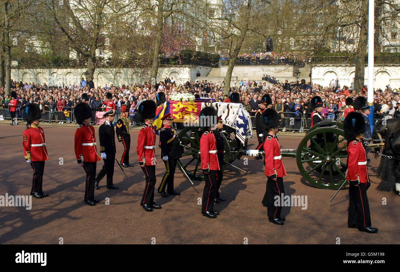 Queen Mother death procession Stock Photo - Alamy