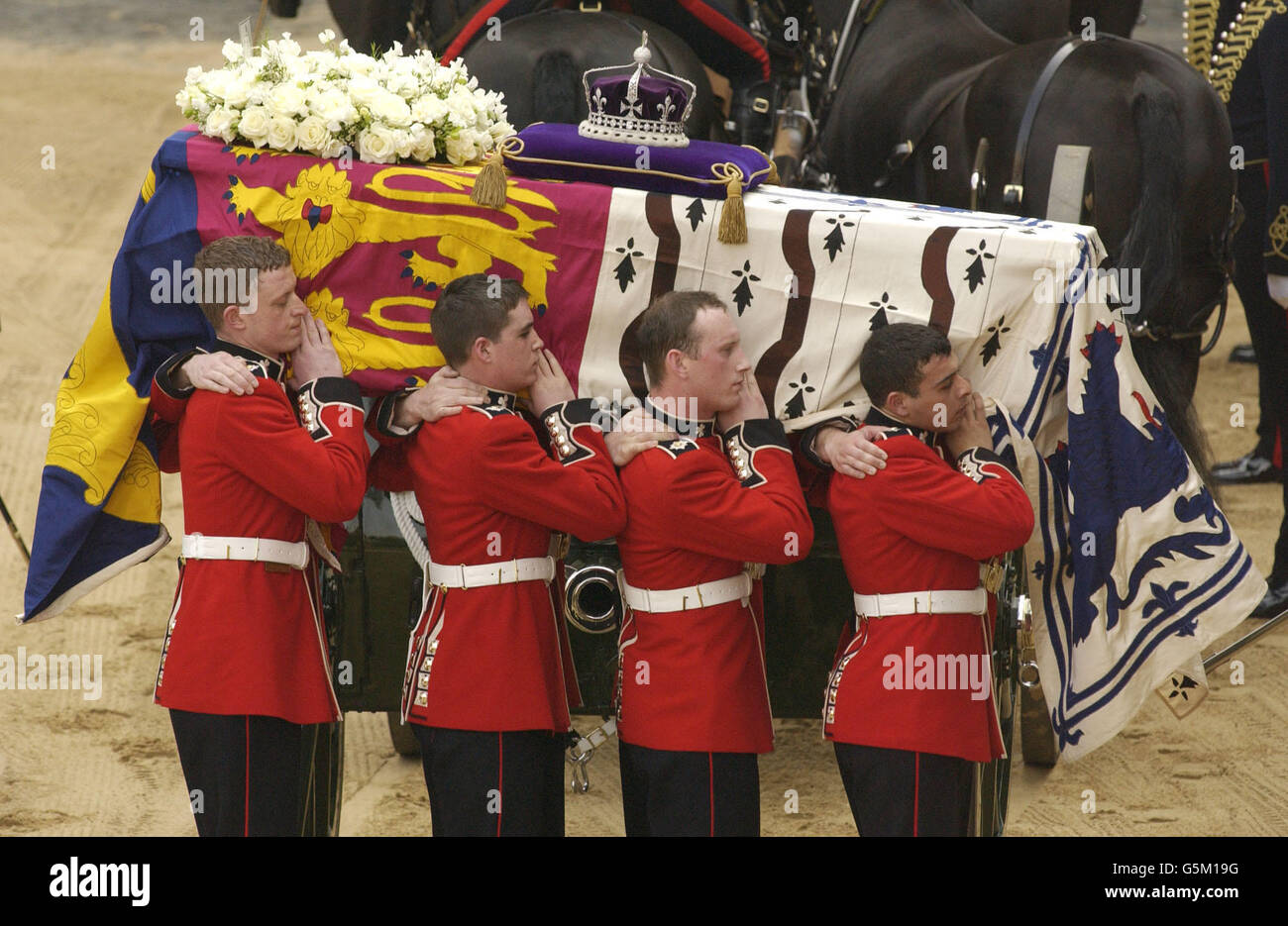 Queen Mother death procession Stock Photo - Alamy